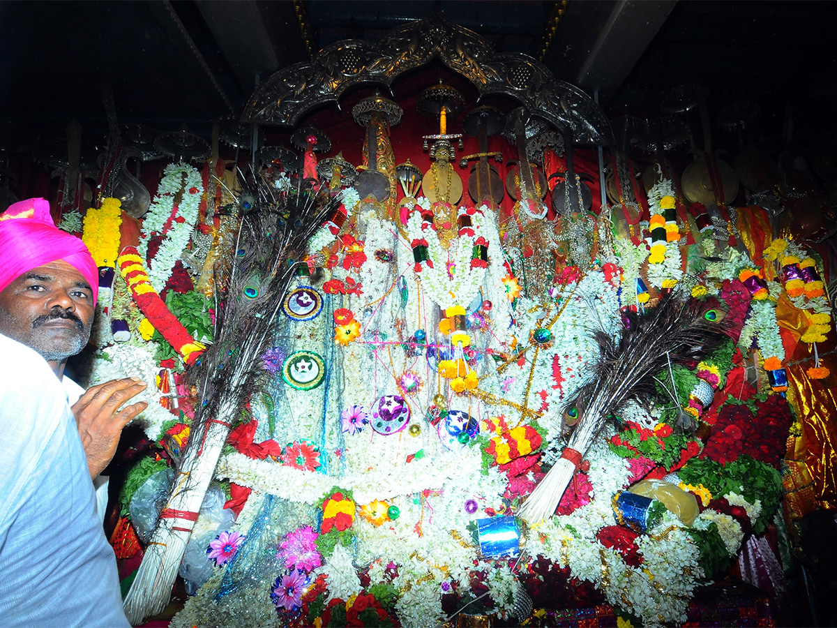 గూగూడు కుళ్లాయిస్వామి క్షేత్రం భక్తజన సాగరం (ఫొటోలు) | Muharram 2025, Huge Devotees At Gugudu ...